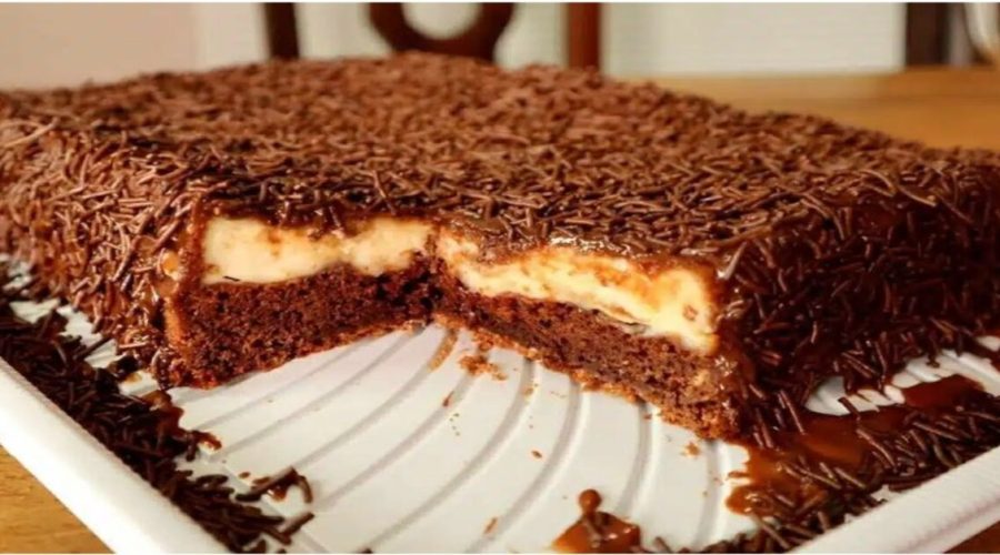 Bolo bomba que já sai do forno com cobertura de creme, para acompanhar ...